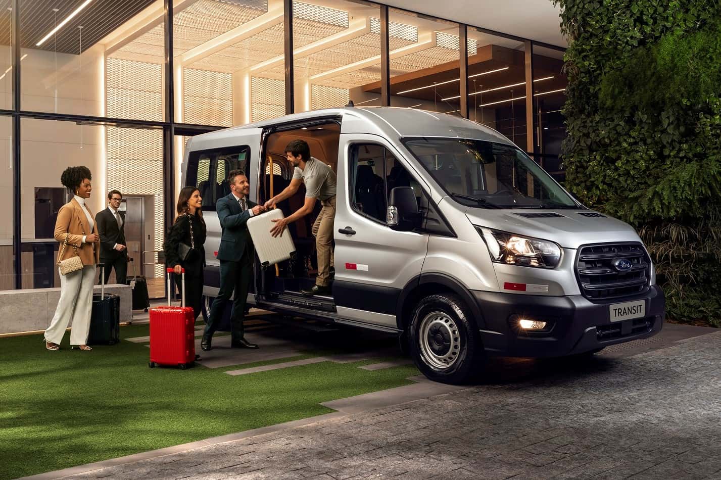 Ford Transit volta ao Brasil como van de passageiros e conectada