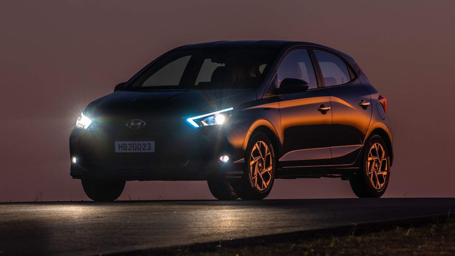 Hyundai HB20 2023: frente global, tecnologias e lanternas conectadas